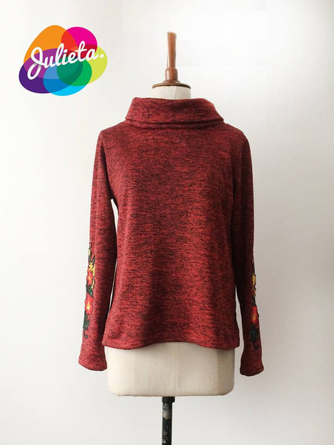 Chompa cuello alto roja con aplicaciones – Julieta Shop